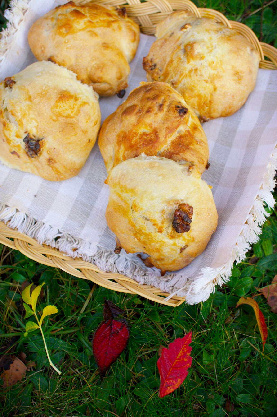 Koldhævede boller med valnødder – Hjemmebagte boller – The Food Club