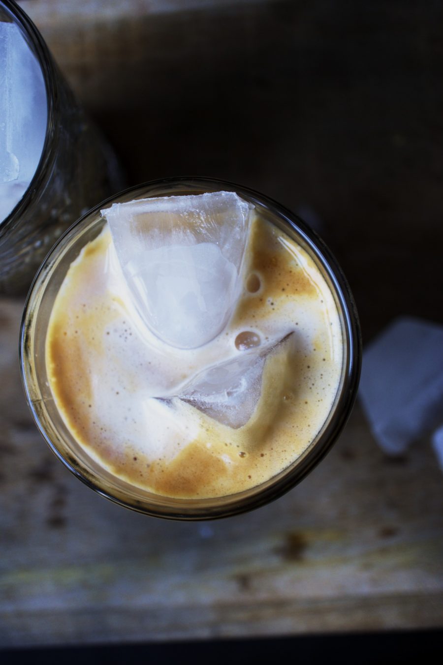 Iskaffe med lakridssirup – Kold læskende kaffe – The Food Club