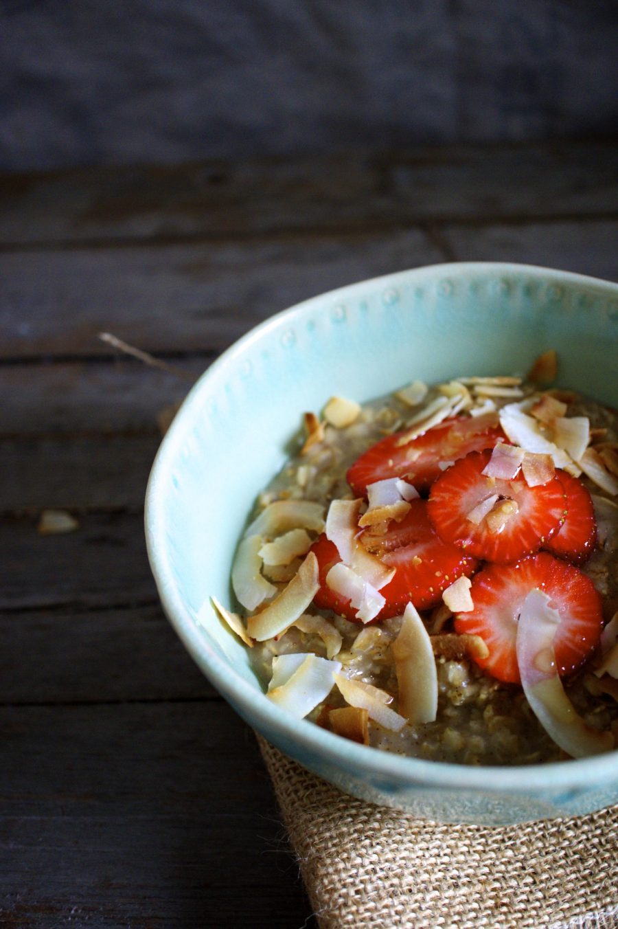 Havregrød med vanille, jordbær & kokos – Nem morgengrød – The Food Club